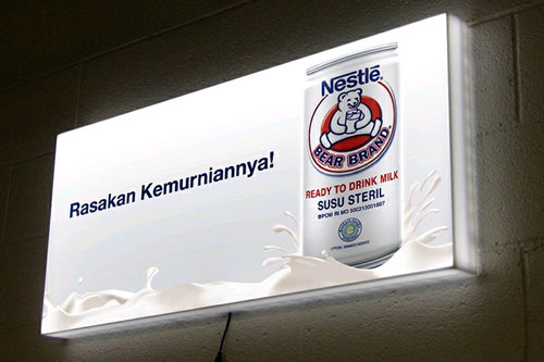 Kenali Keunggulan Neon Box Indoor vs Outdoor